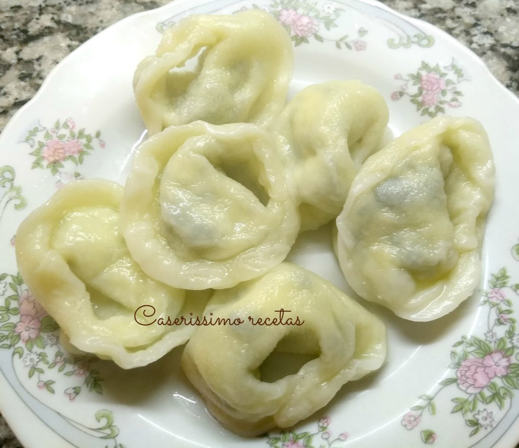 Cappellettis (capellettis, capelletis, capeletis) de ricota, espinaca y ...
